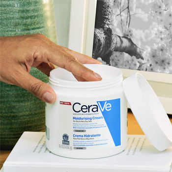 ¿Por qué da comezón en el cuerpo?| CeraVe